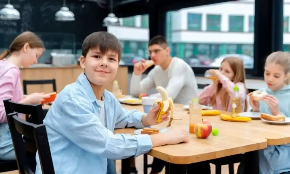 Choosing the Perfect Lunch Table for Your School Cafeteria